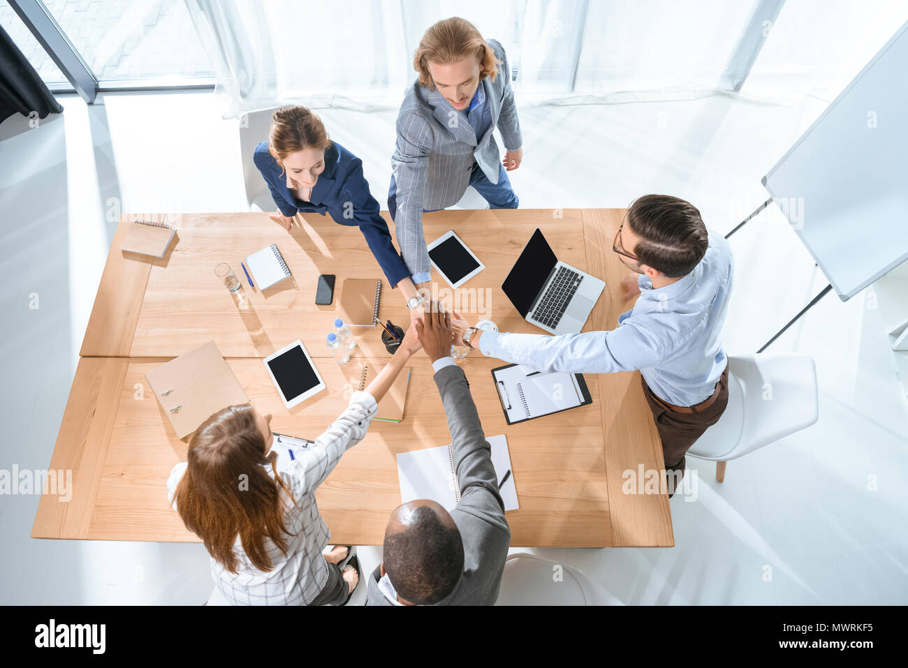 Shaking screens hi-res stock photography and images - Alamy