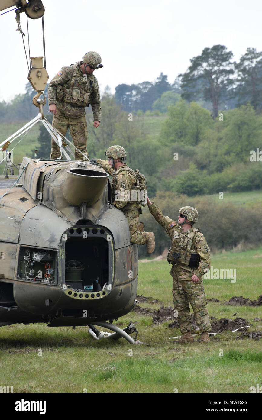 U.S. Soldiers with the Bravo Company, 277th Aviation Support Battalion ...