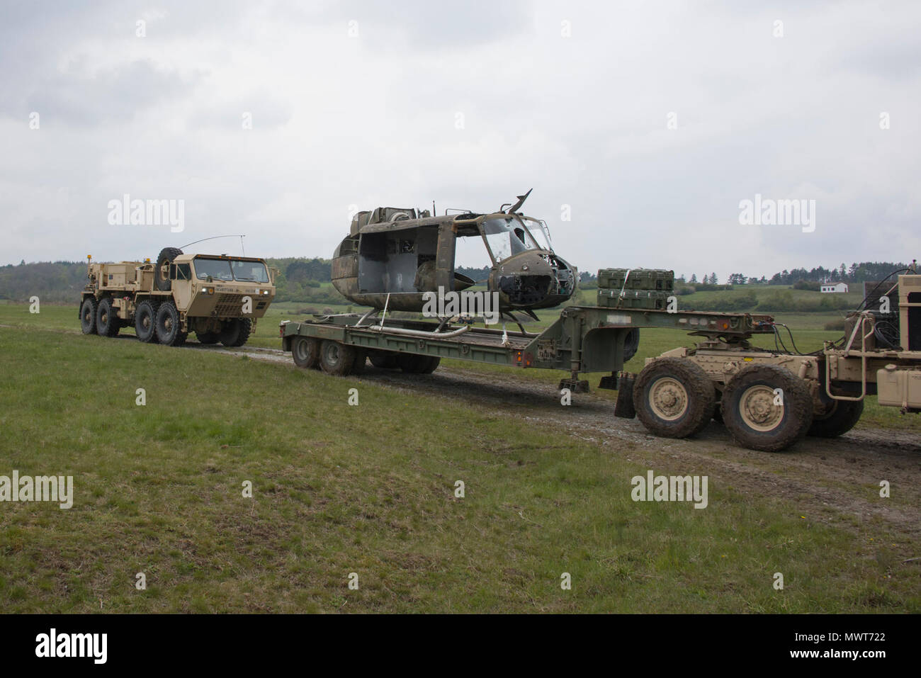 U.S. Soldiers with the Bravo Company, 277th Aviation Support Battalion ...