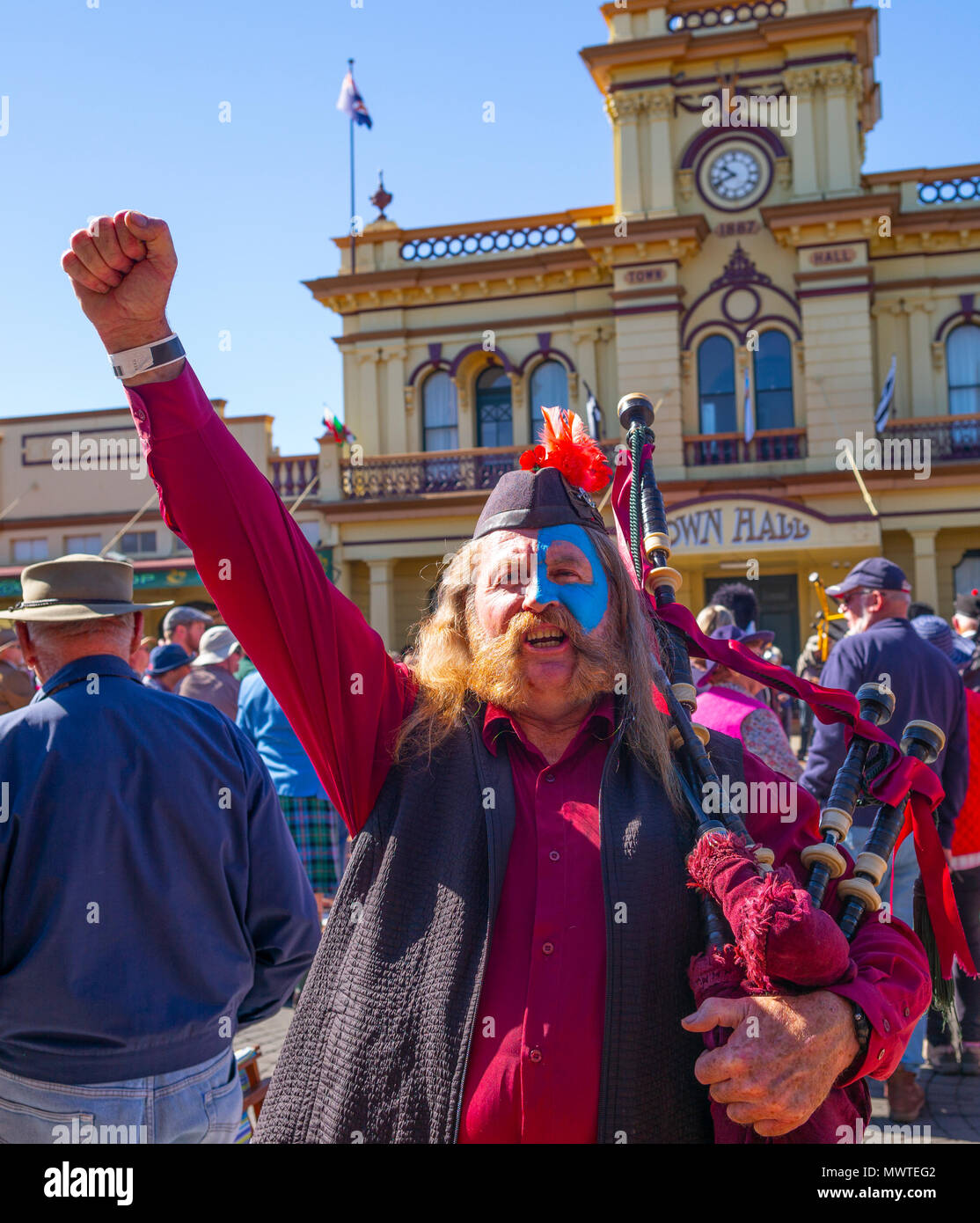 celtic piper with braveheart makeup in front of the glen innes town ...