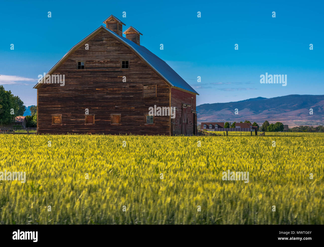Wooden hay barn hi-res stock photography and images - Alamy