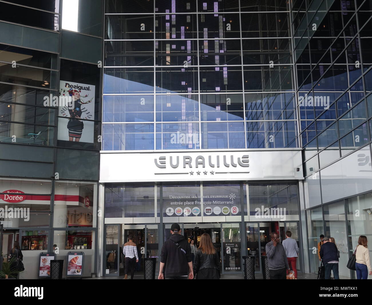 Shopping Mall Entrance Stock Photos & Shopping Mall Entrance Stock ...