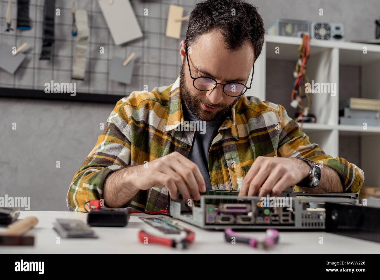 Fixing broken computer hi-res stock photography and images - Alamy