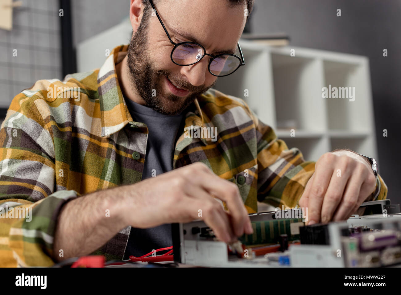 Fixing computer hi-res stock photography and images - Alamy