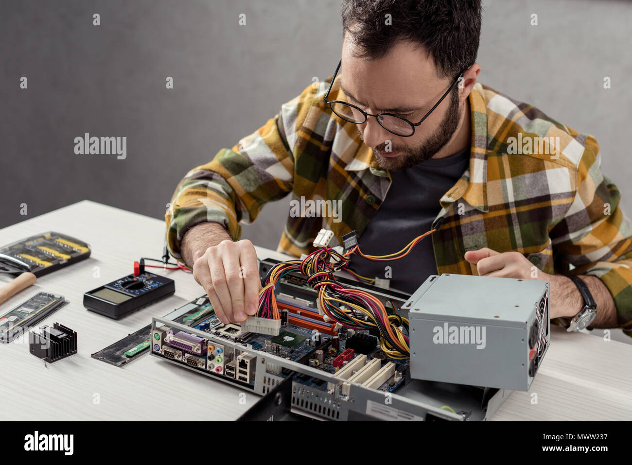 Fixing computer hi-res stock photography and images - Alamy