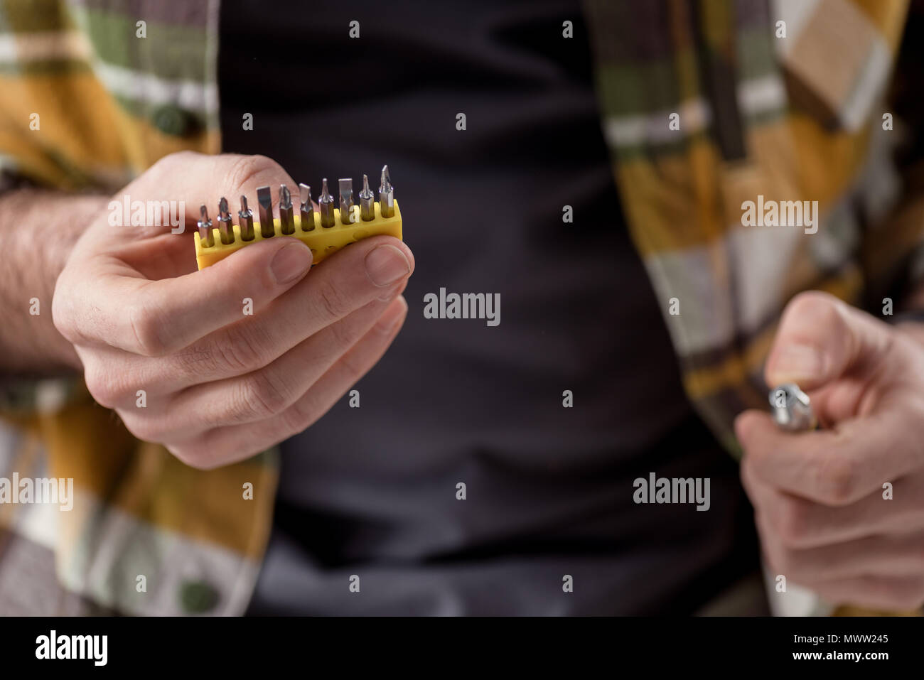 Hands with screwdriver hi-res stock photography and images - Alamy