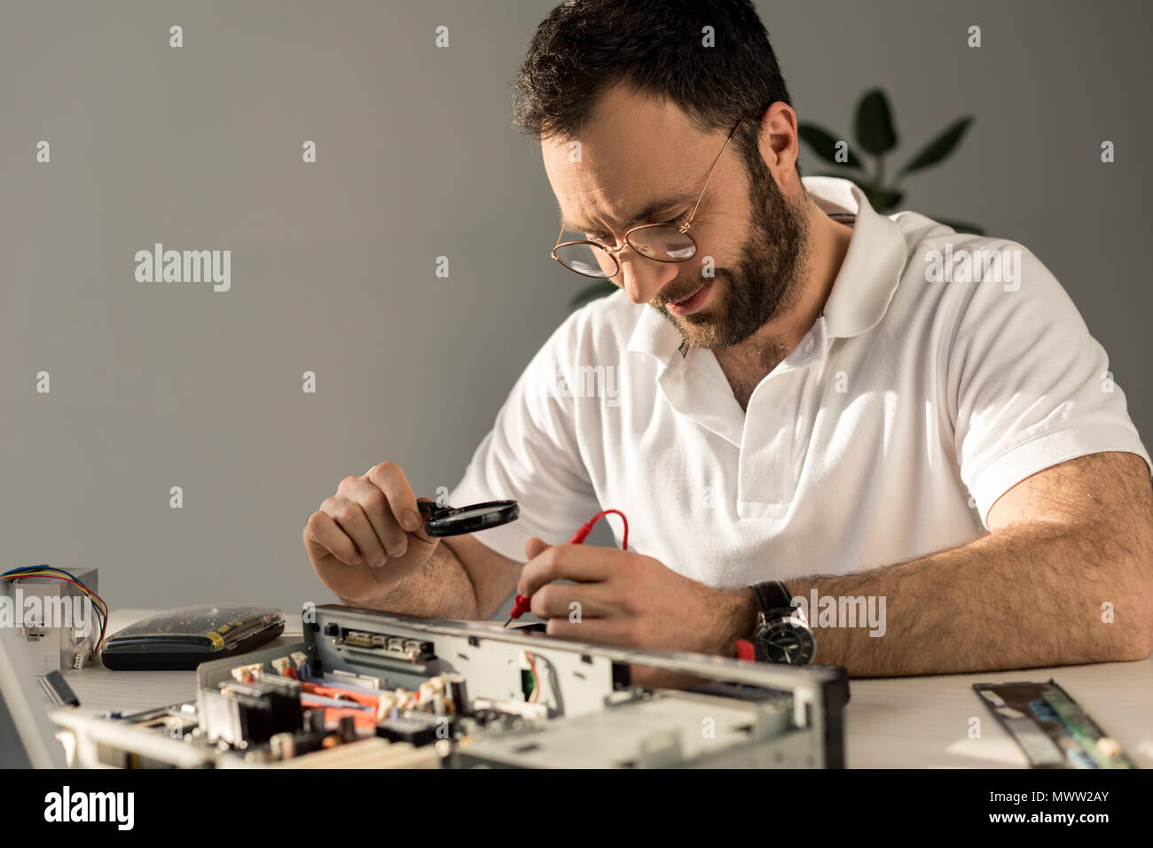 Using magnifier hi-res stock photography and images - Alamy