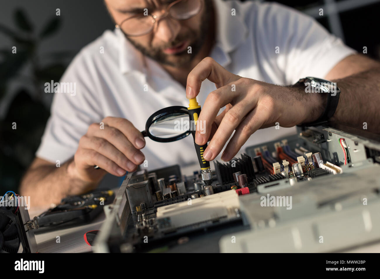 Using magnifier hi-res stock photography and images - Alamy