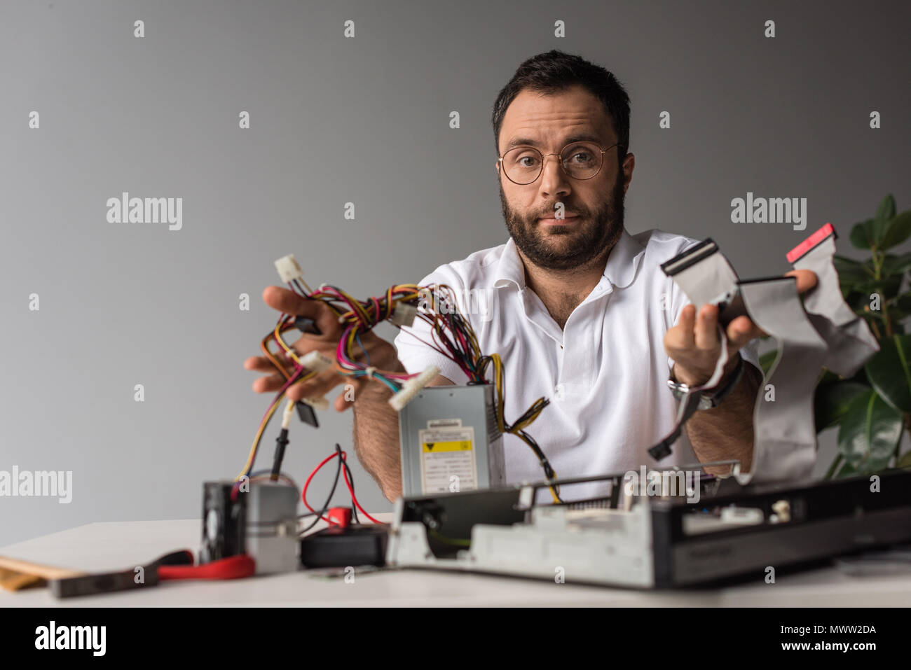 Hand holding wires hi-res stock photography and images - Alamy