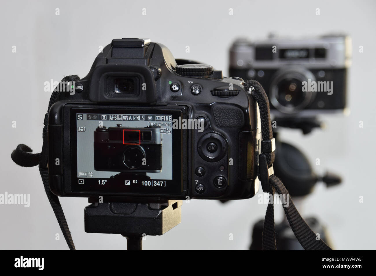 Old analog camera hi-res stock photography and images - Alamy