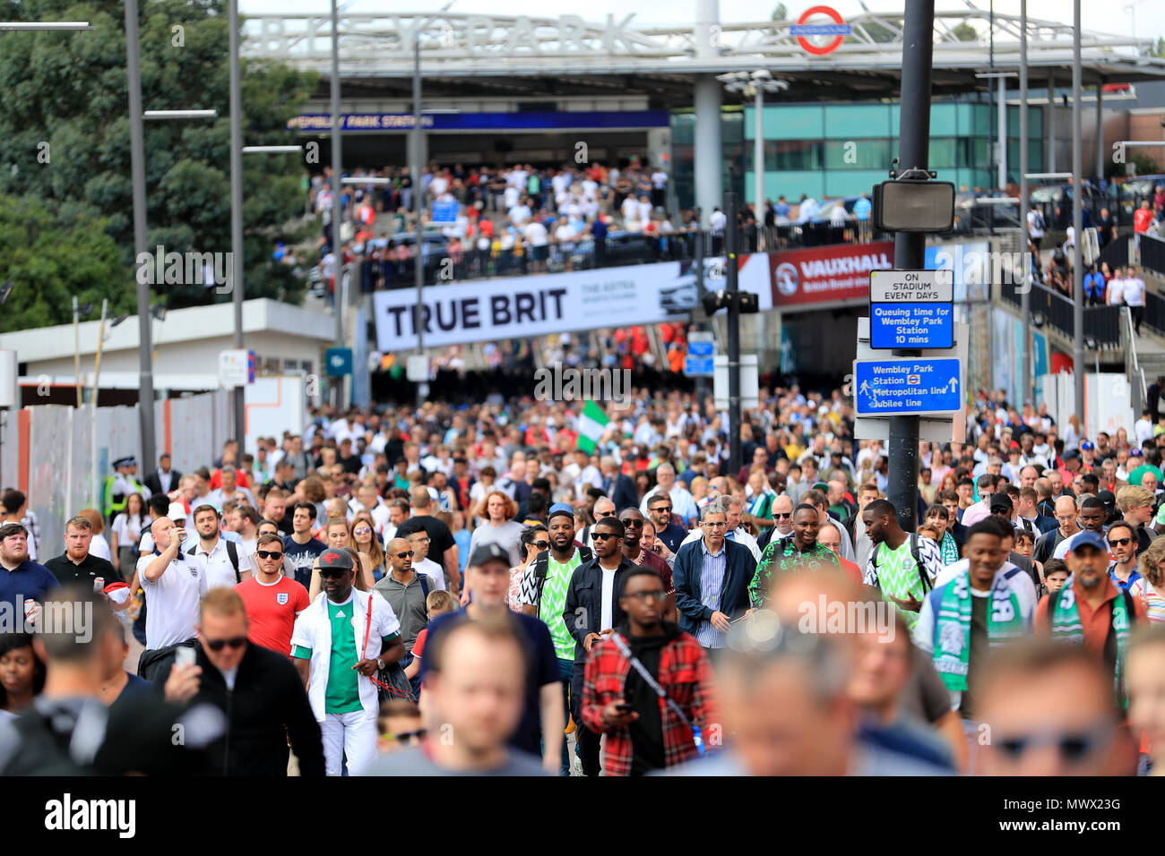 Wembley stadium fans walk hi-res stock photography and images - Alamy