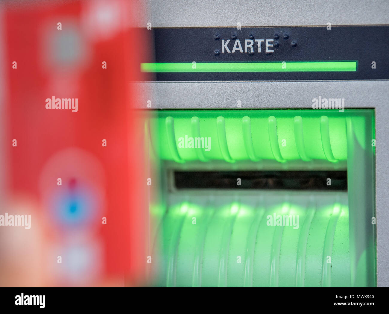 ILLUSTRATION - 30 May 2018, Germany, Berlin: A person uses a bank card ...