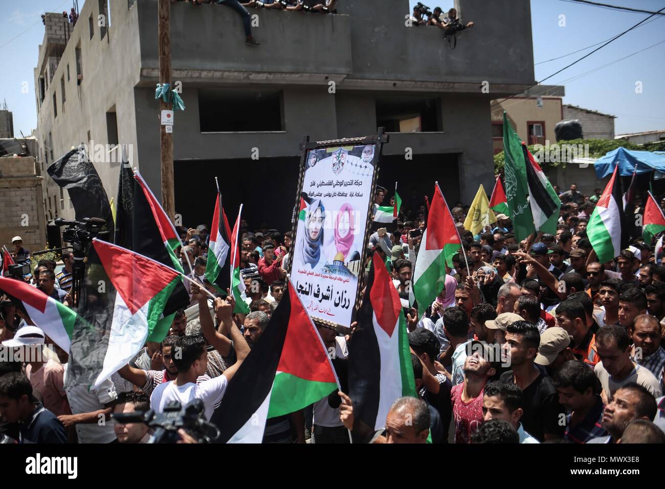 Gaza City, The Gaza Strip, Palestine. 2nd June, 2018. Mourners carry ...