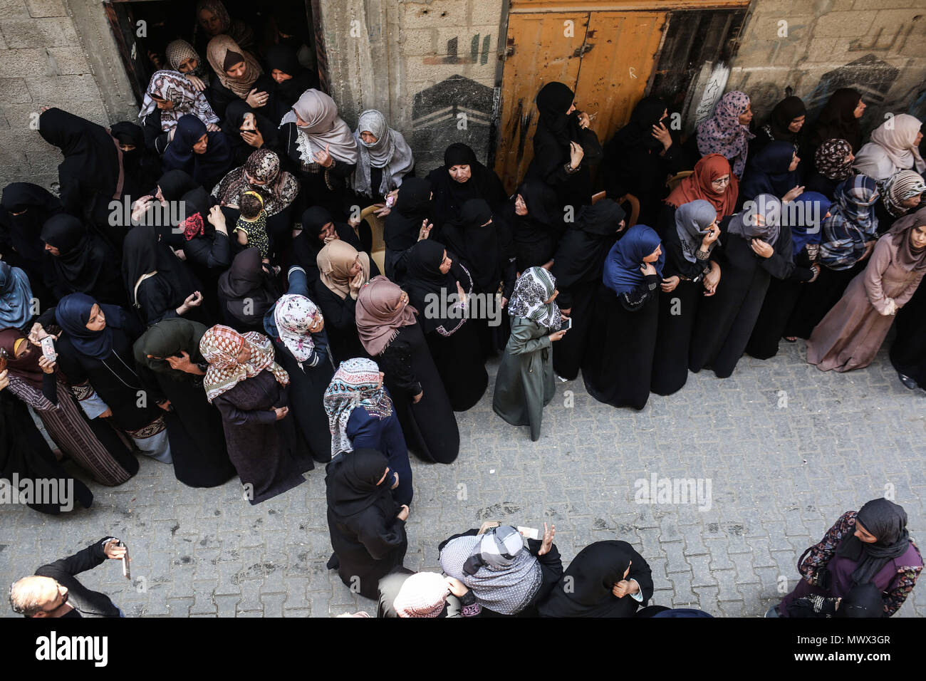 Gaza City, The Gaza Strip, Palestine. 2nd June, 2018. Mourners carry ...