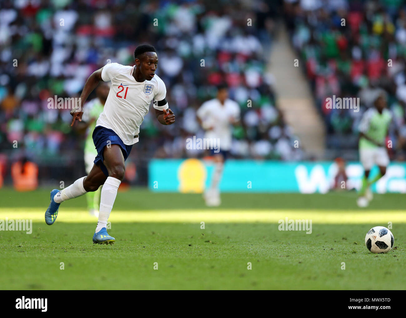 Action sprinting football hi-res stock photography and images - Alamy