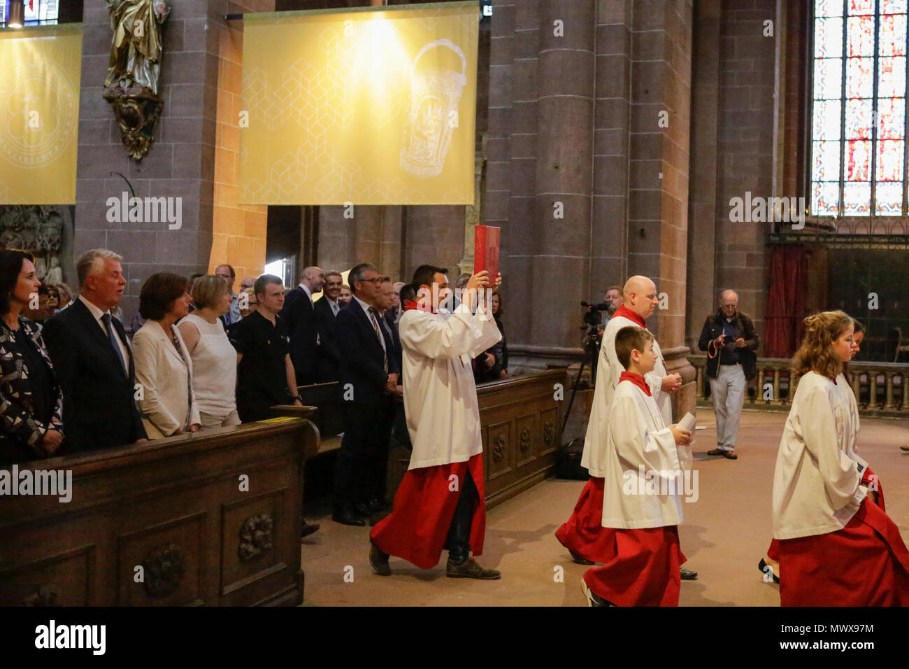 Altar servers in church hi-res stock photography and images - Alamy