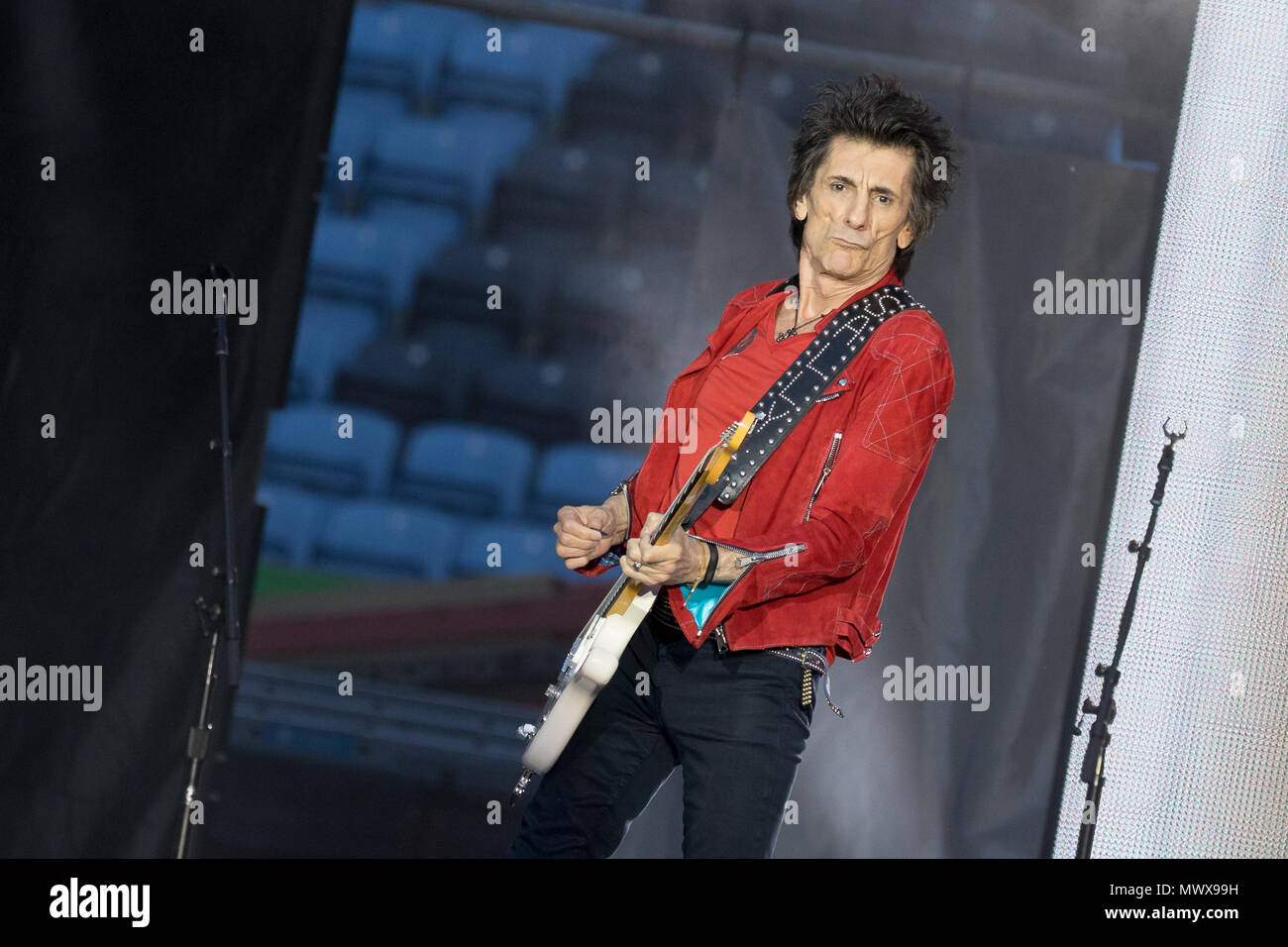 Keith richards on stage hi-res stock photography and images - Alamy