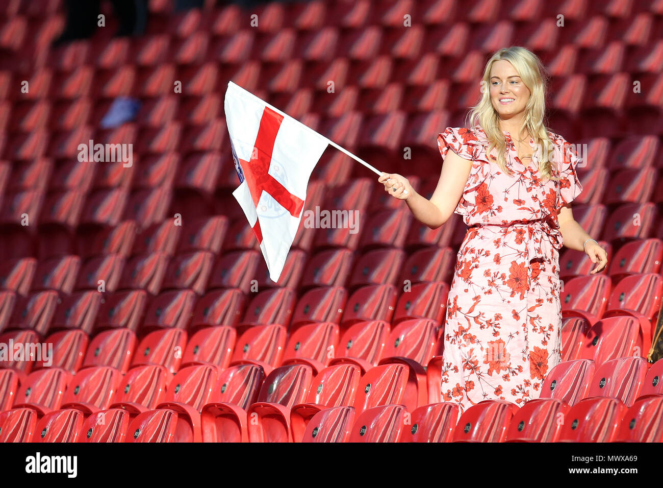 Female england fan hi-res stock photography and images - Alamy