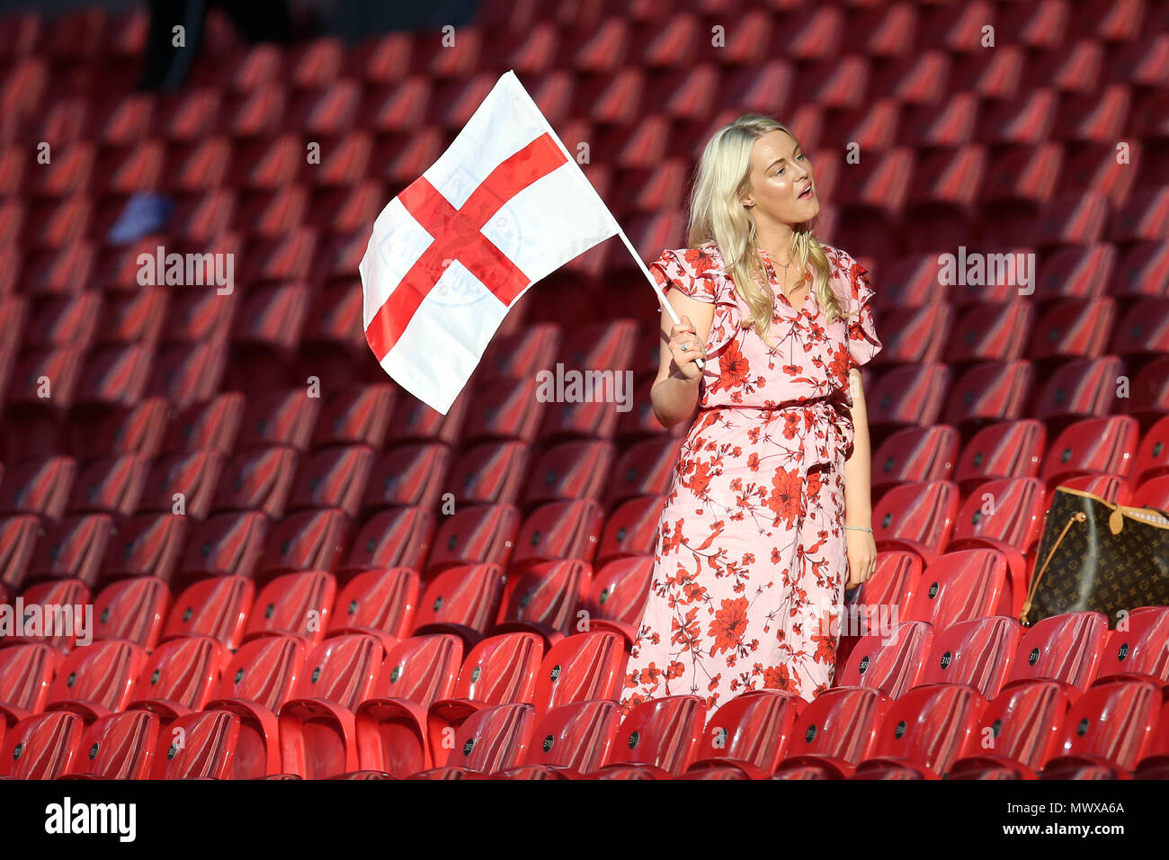 England female football fan hi-res stock photography and images - Alamy