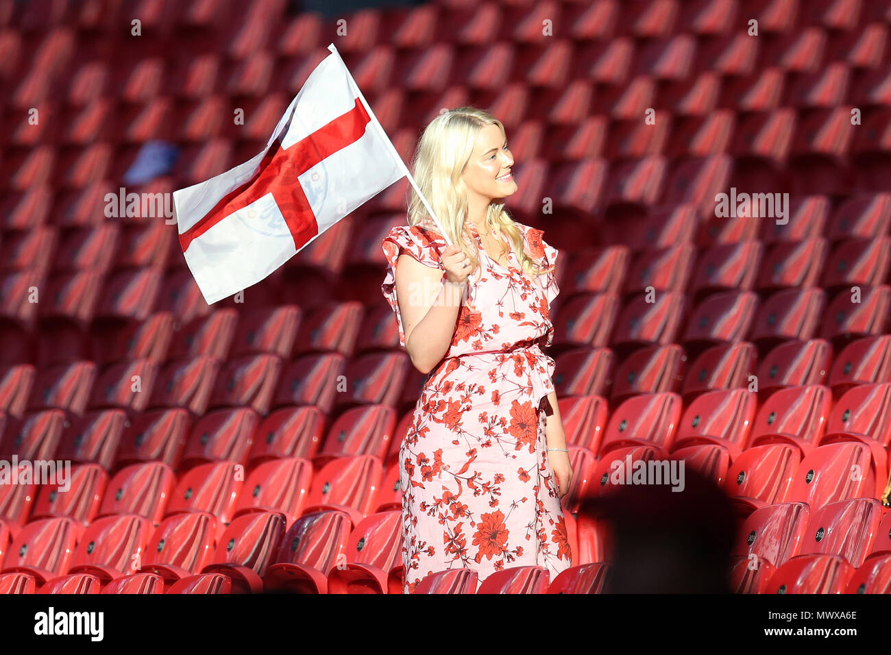 England female football fan hi-res stock photography and images - Alamy
