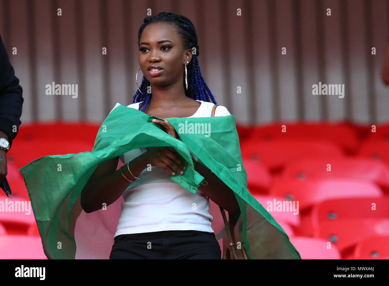 England female football fan hi-res stock photography and images - Alamy