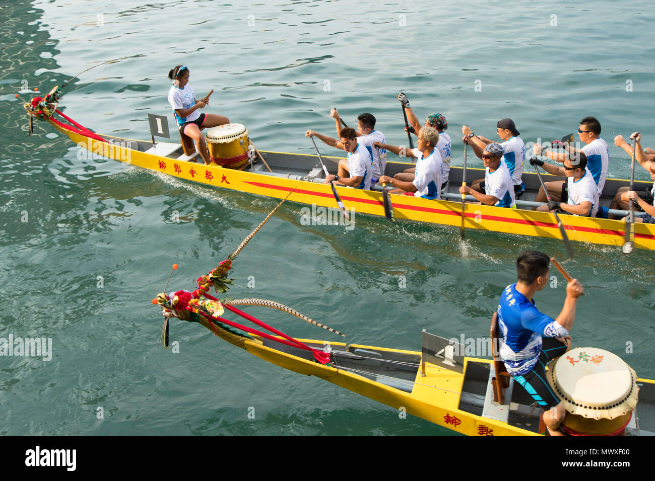 Chinese men and women rowing boat hi-res stock photography and images ...