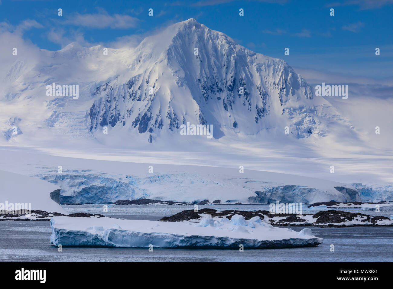 Misty Mount William, glaciers and icebergs, sunny weather, Anvers ...