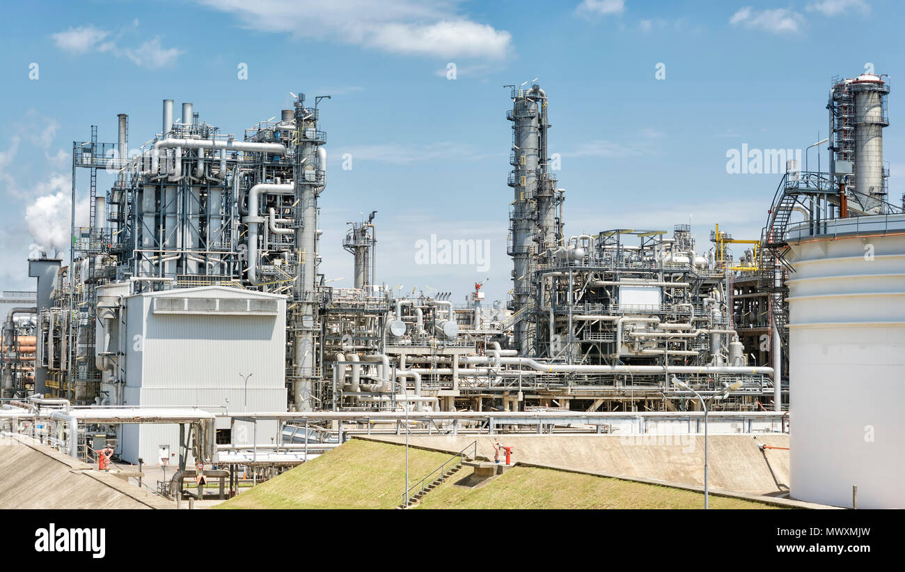 Petroleum refinery hi-res stock photography and images - Alamy