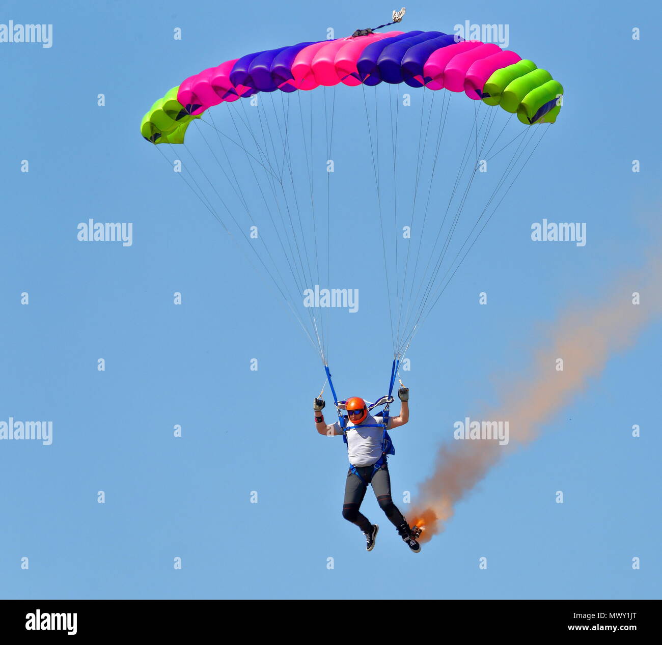 Parachutist military hi-res stock photography and images - Alamy