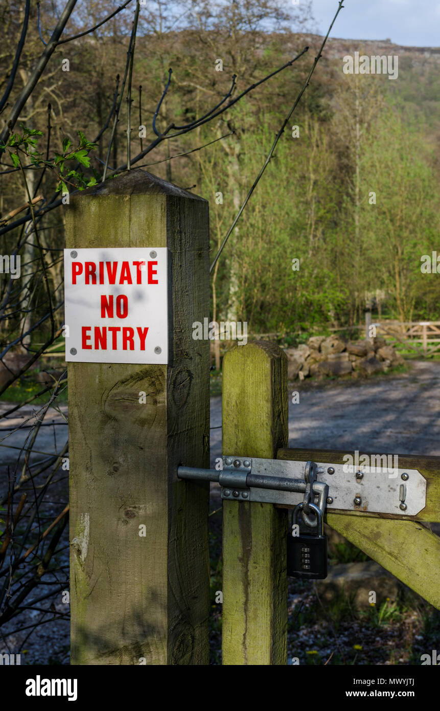 Metal gate with private property keep out sign hi-res stock photography ...