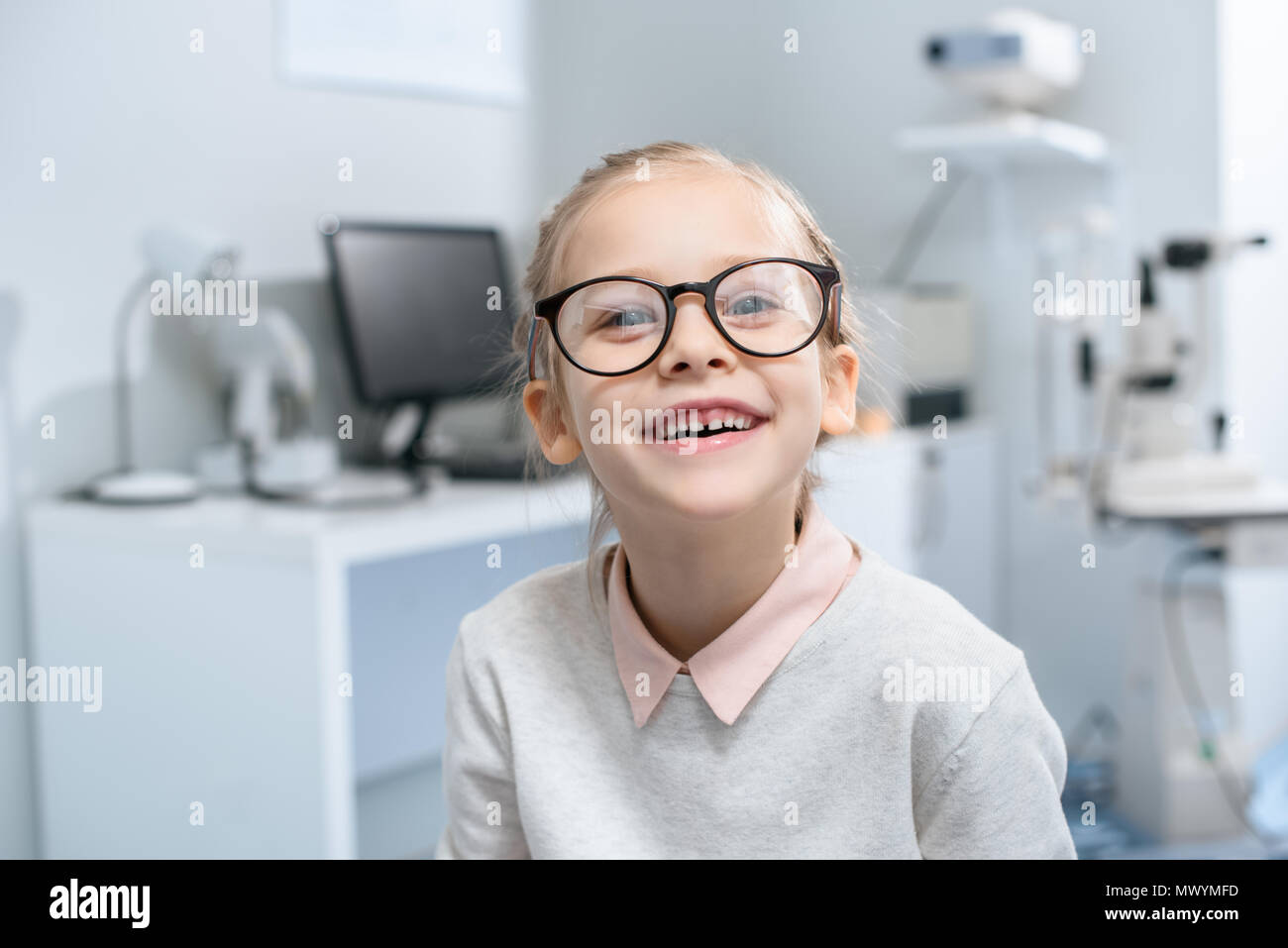 Ophthalmology optical child hi-res stock photography and images - Alamy