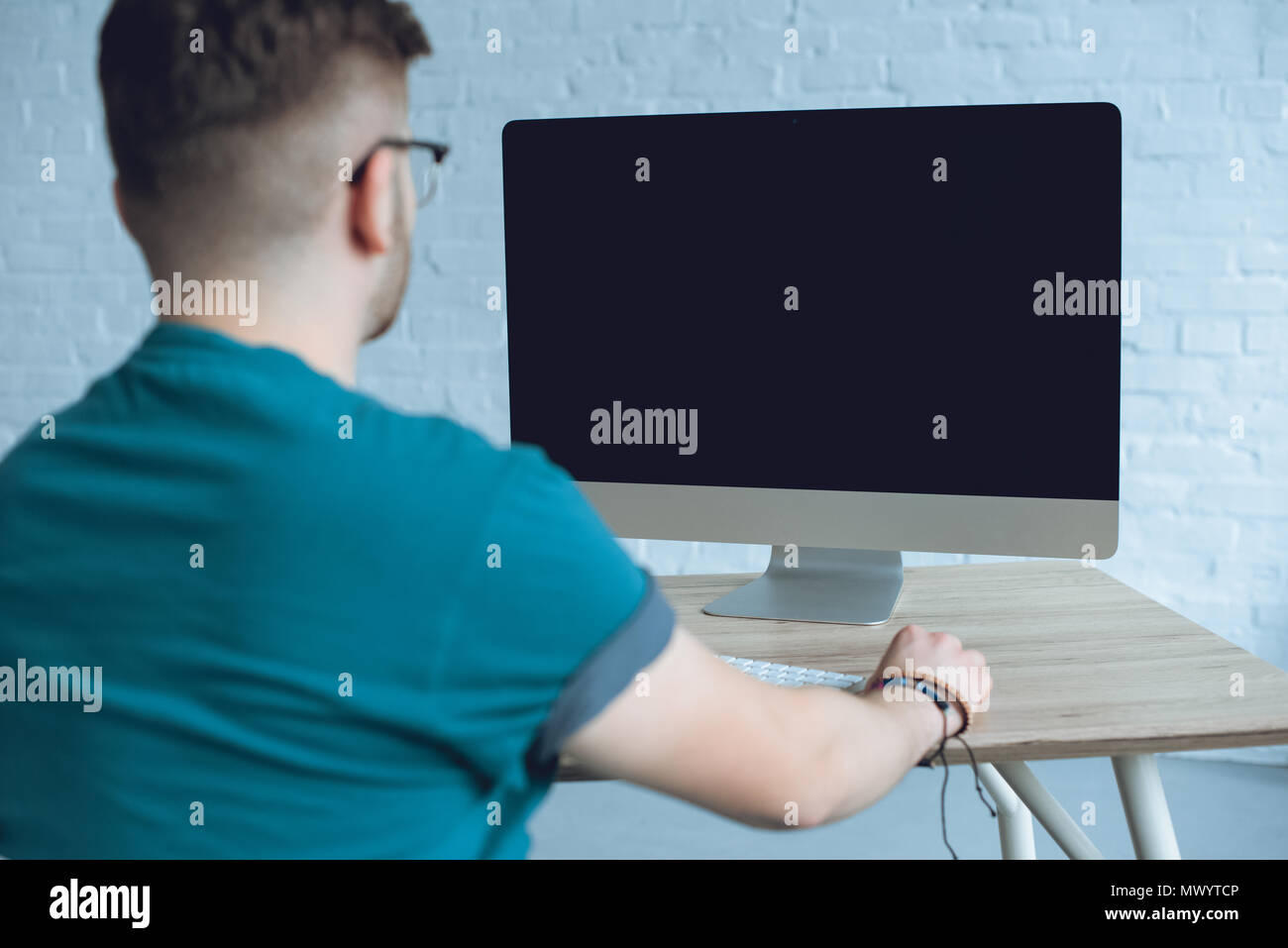 Man looking at computer screen hi-res stock photography and images - Alamy