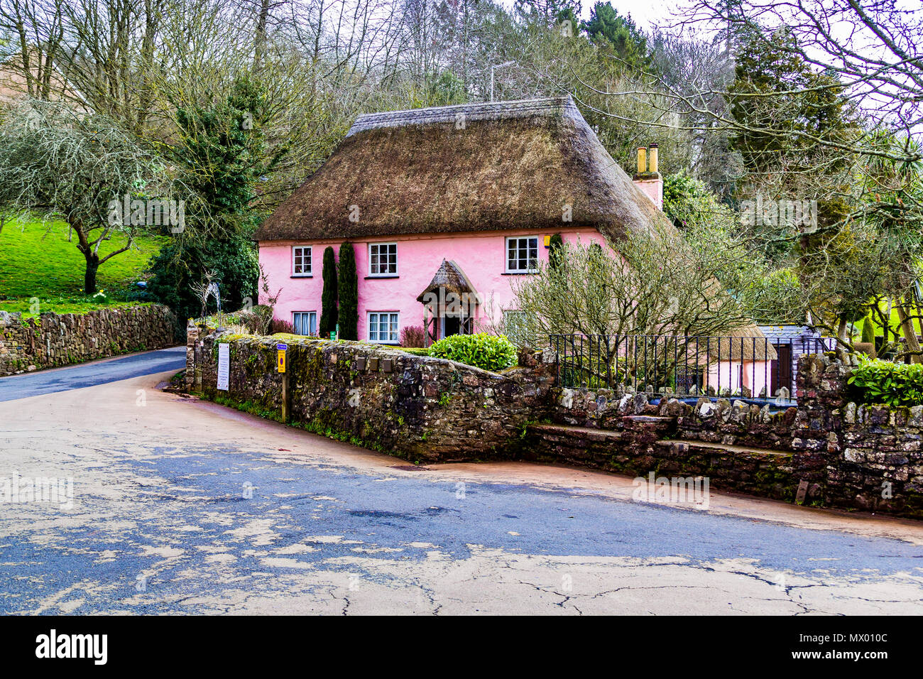 English country cottage hi-res stock photography and images - Alamy