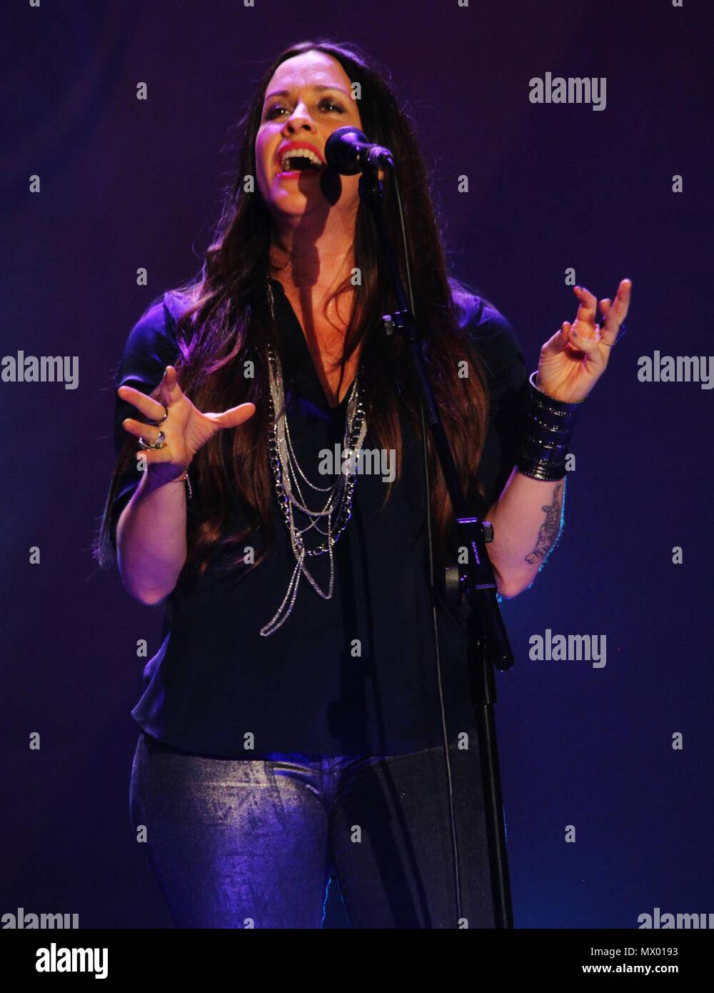 Alanis morissette 1990s hi-res stock photography and images - Alamy