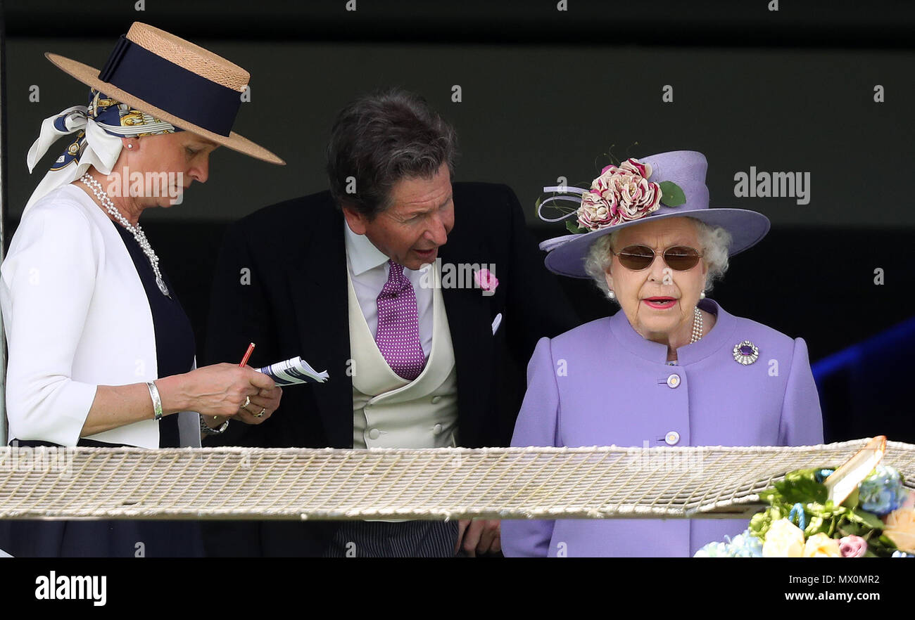 Queen Elizabeth II with racing manager John Warren during derby day of ...