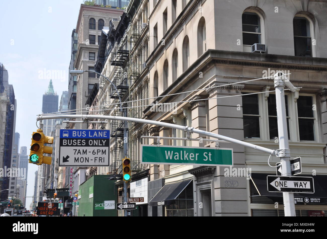 Nyc street signs hi-res stock photography and images - Alamy