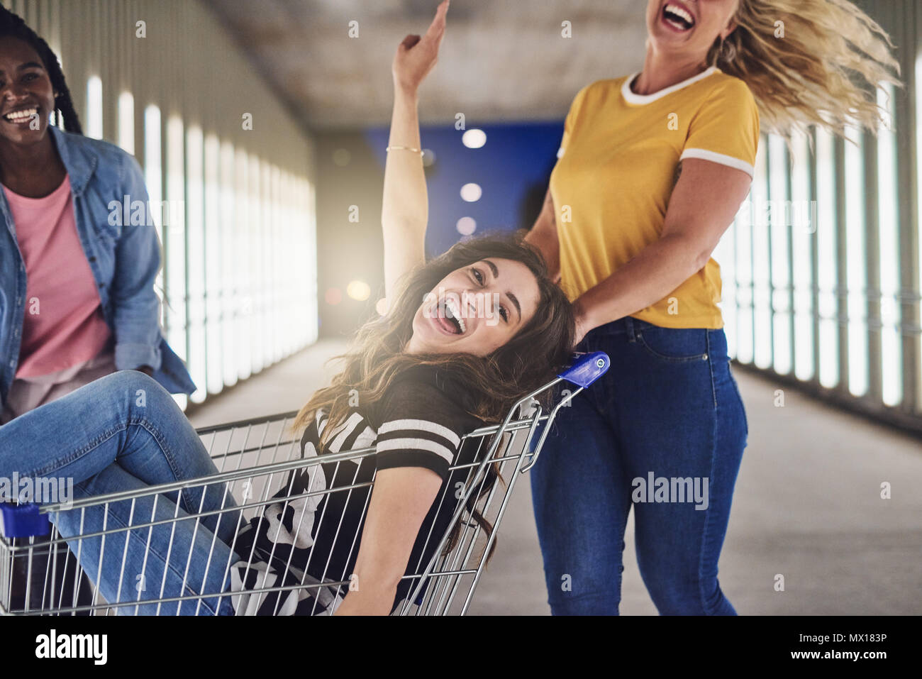 Pushing shopping trolley night hi-res stock photography and images - Alamy