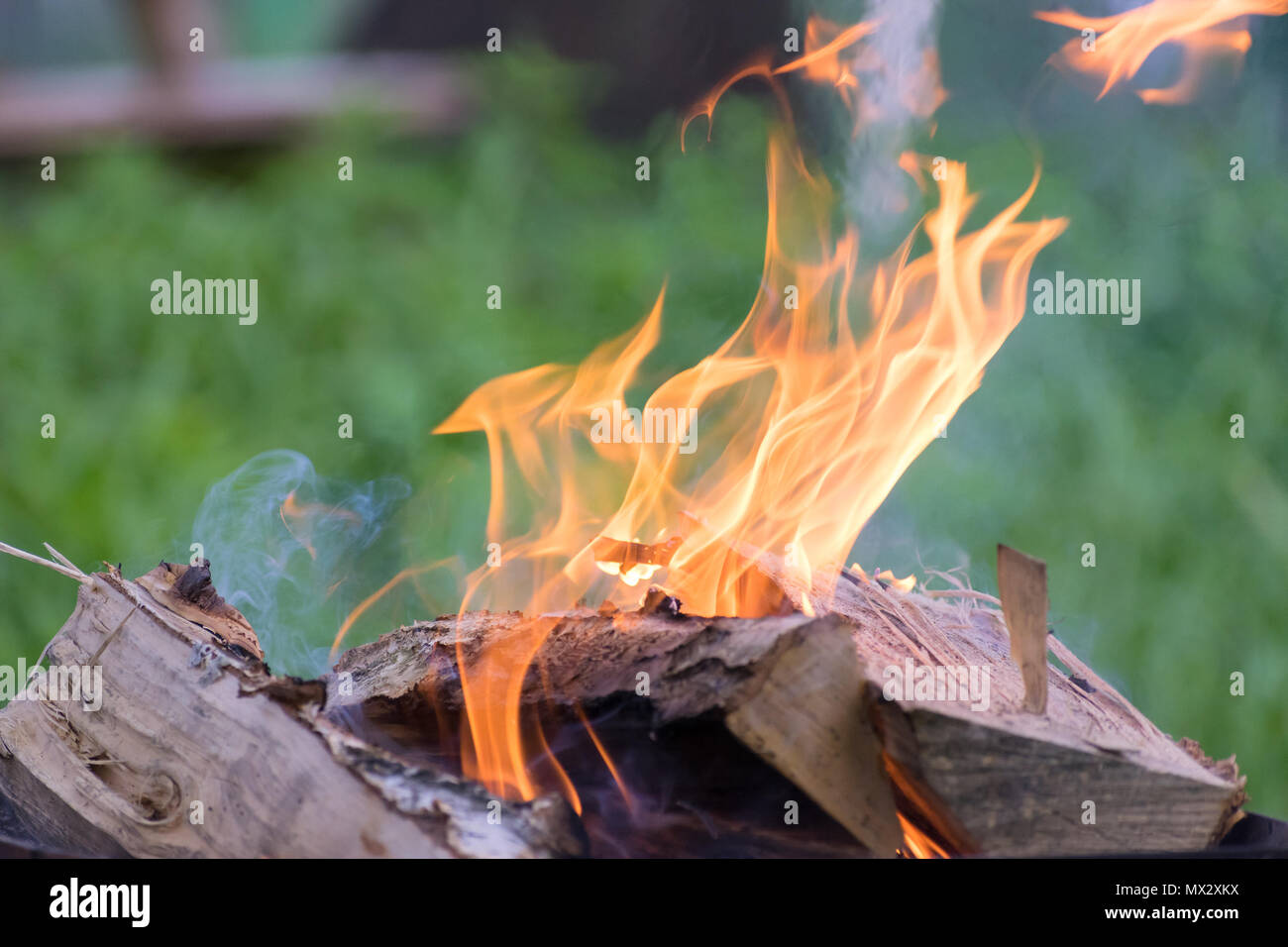 Outdoor bonfire hi-res stock photography and images - Alamy
