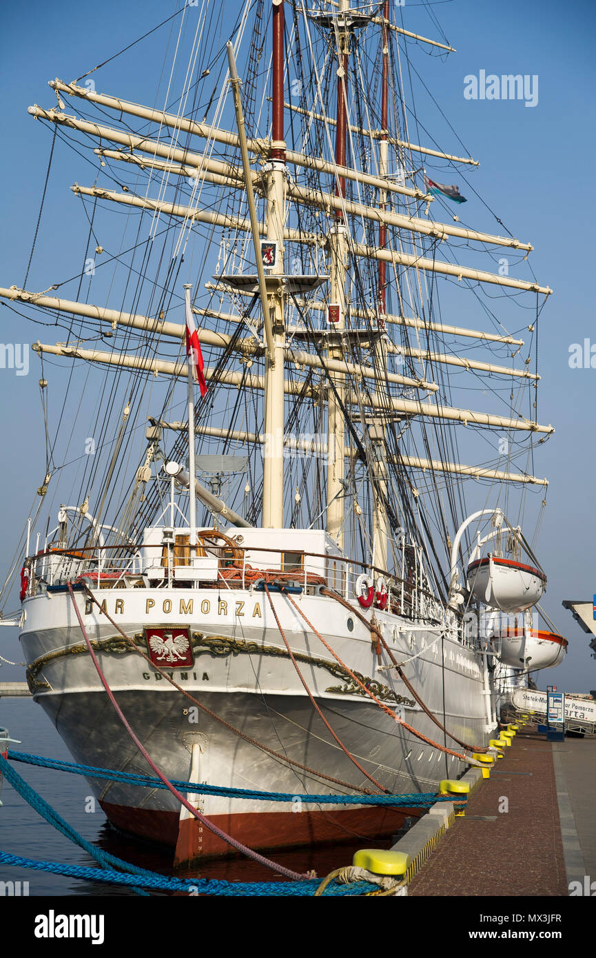 Full rigged sailing ship hi-res stock photography and images - Alamy
