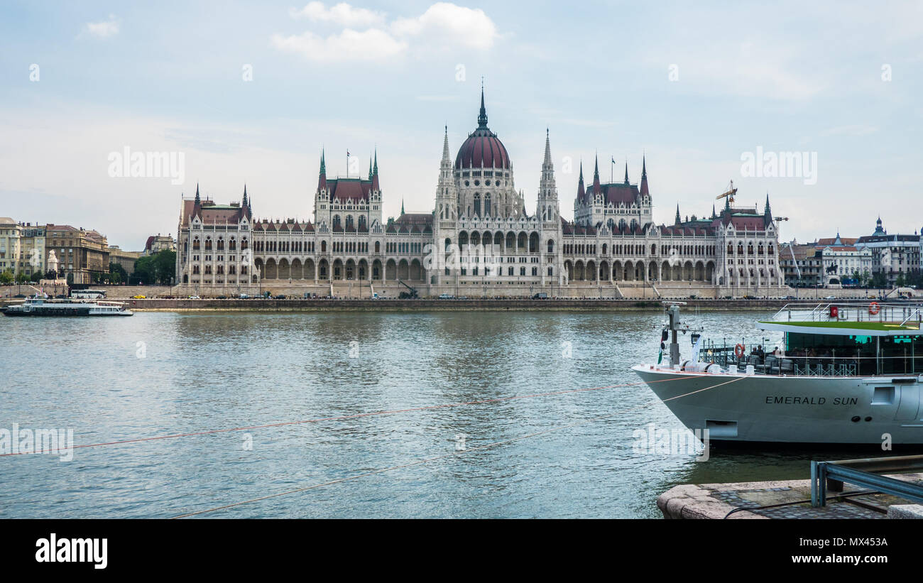 Budapest danube river parliament building hi-res stock photography and images - Alamy