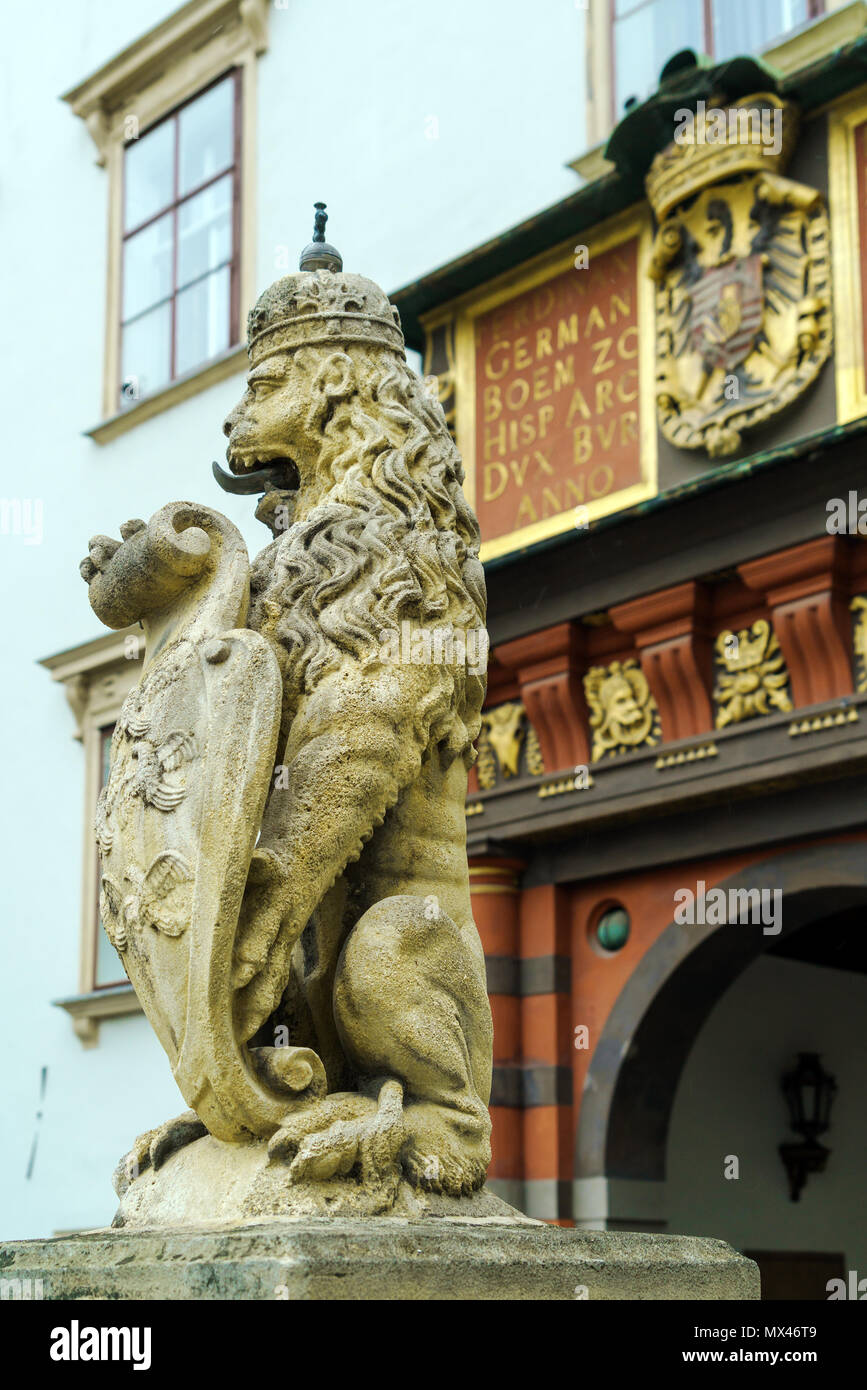 Lion statue palace vienna hi-res stock photography and images - Alamy