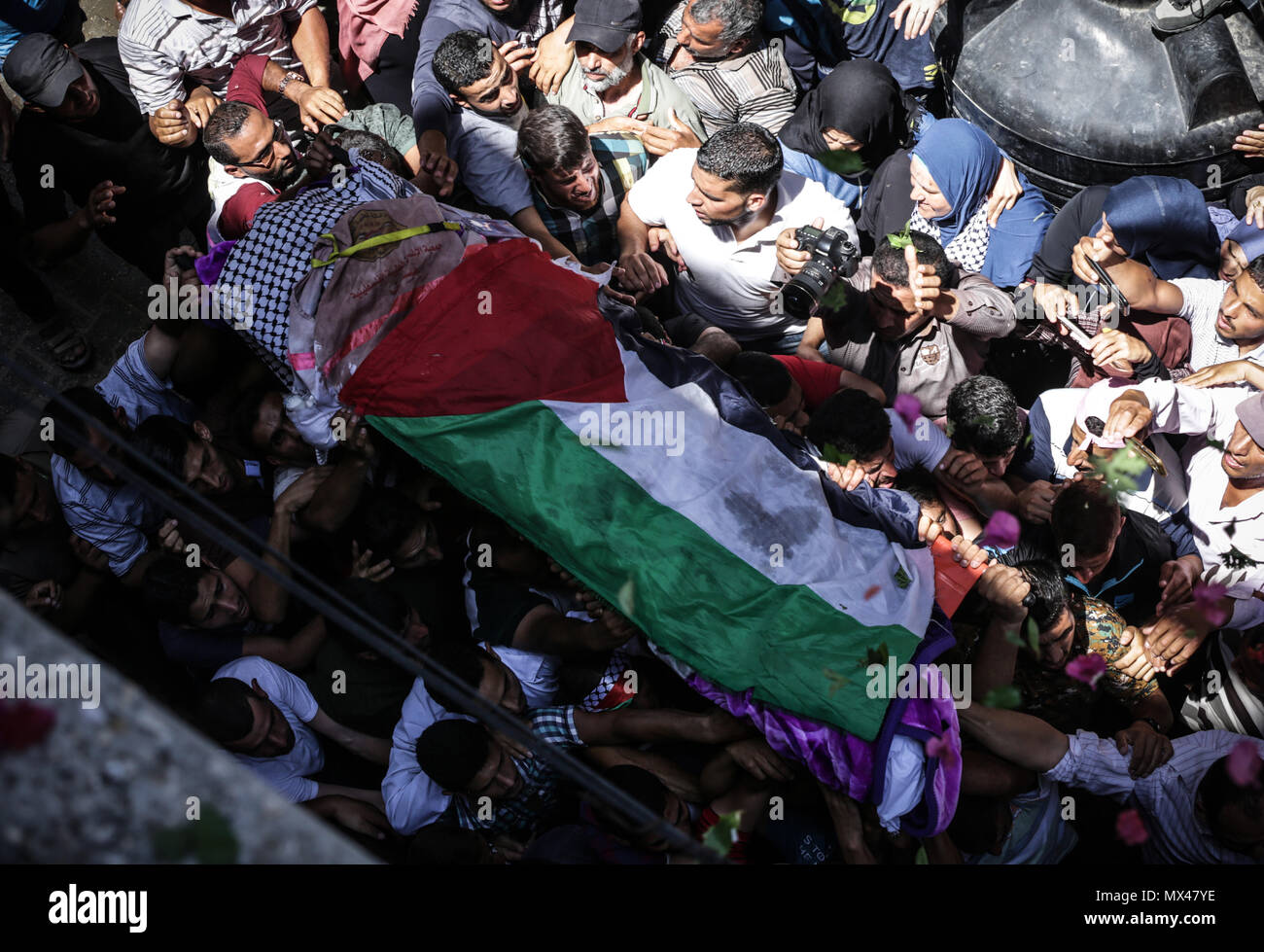 Gaza. 02nd June, 2018. Mourners carry the body of Palestinian nurse ...