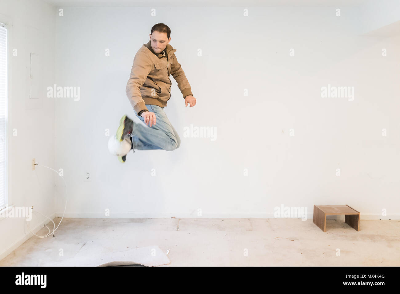 Empty room carpet white walls hi-res stock photography and images - Alamy