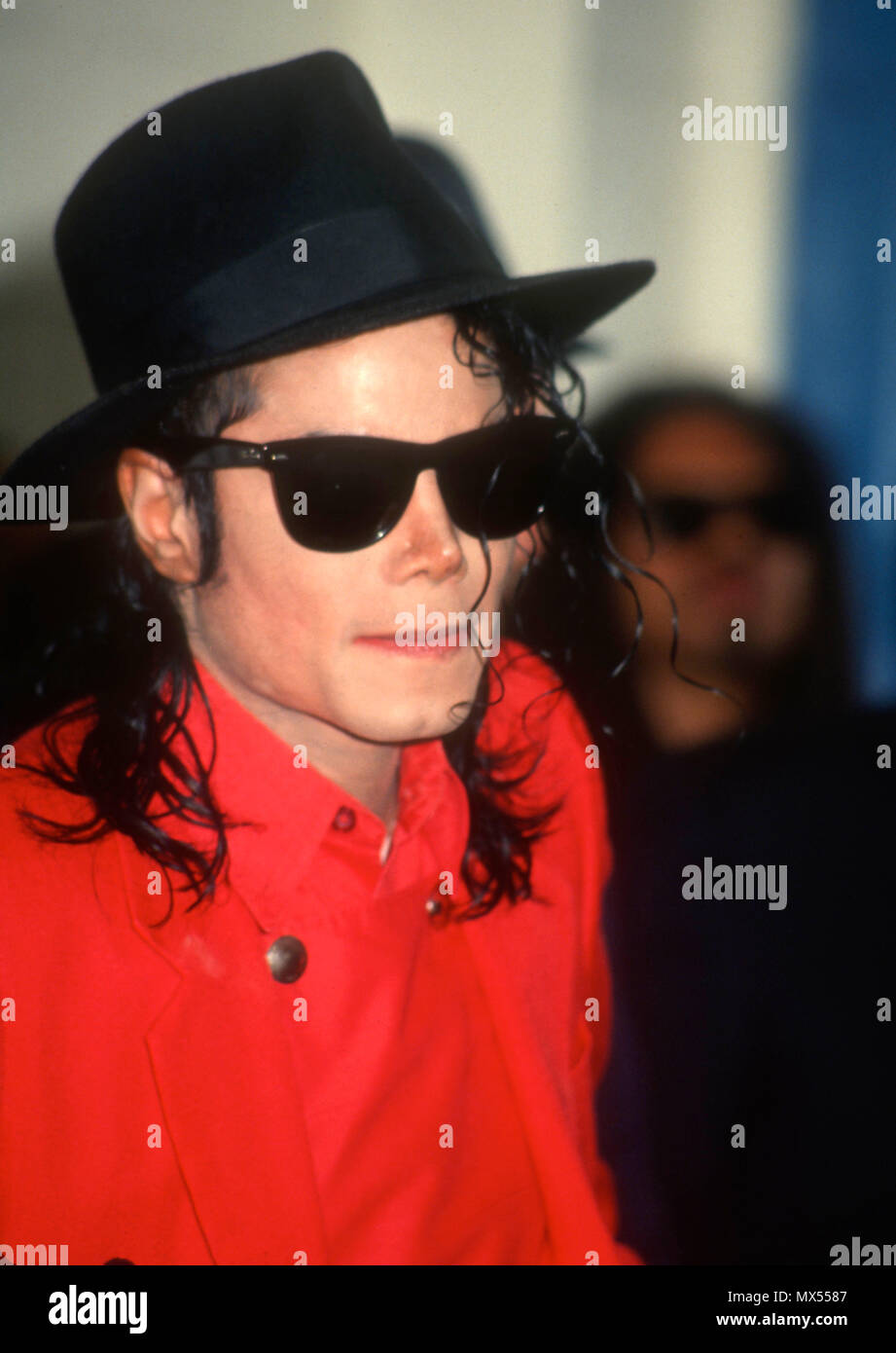 LOS ANGELES, CA - JULY 26: Singer Michael Jackson visits the Community ...