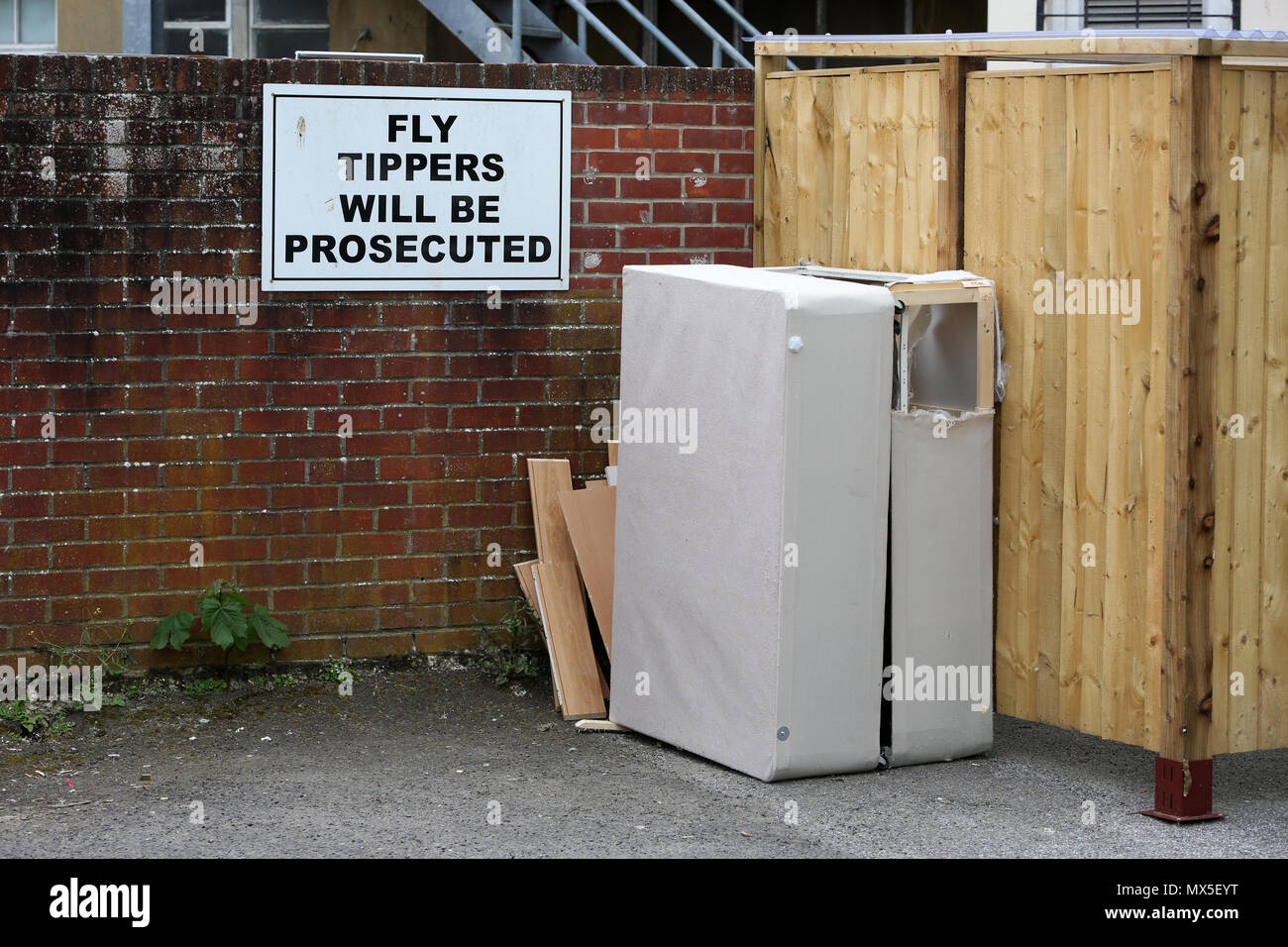 Fly tipping notice hi-res stock photography and images - Alamy