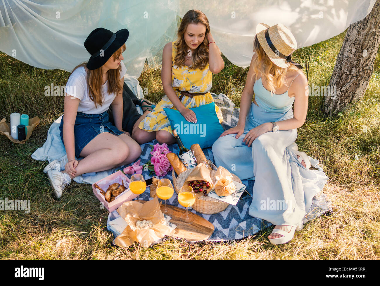 Group of girls friends hi-res stock photography and images - Alamy