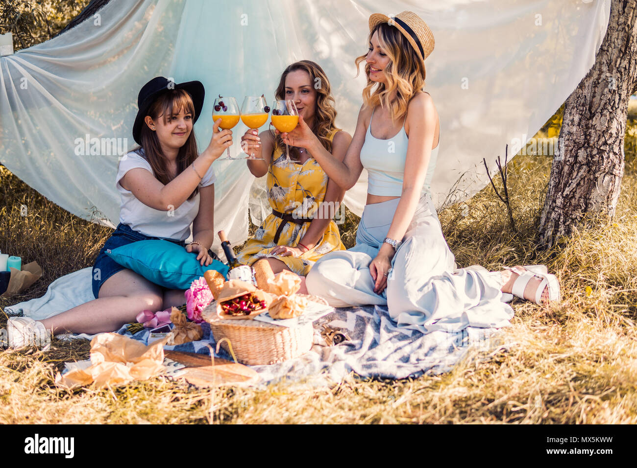 Party girls hi-res stock photography and images - Alamy