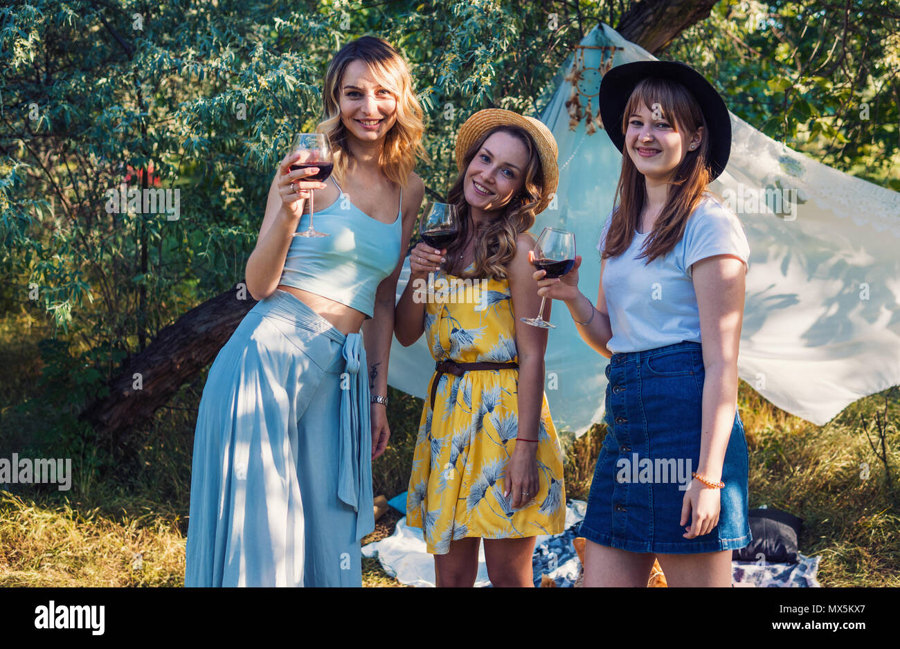 Girls outdoor party hi-res stock photography and images - Alamy