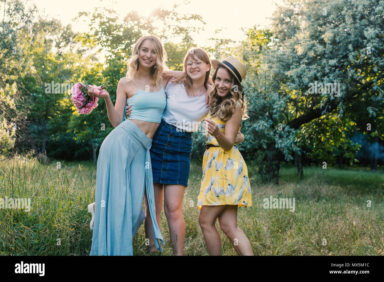 Girls friends park hi-res stock photography and images - Alamy