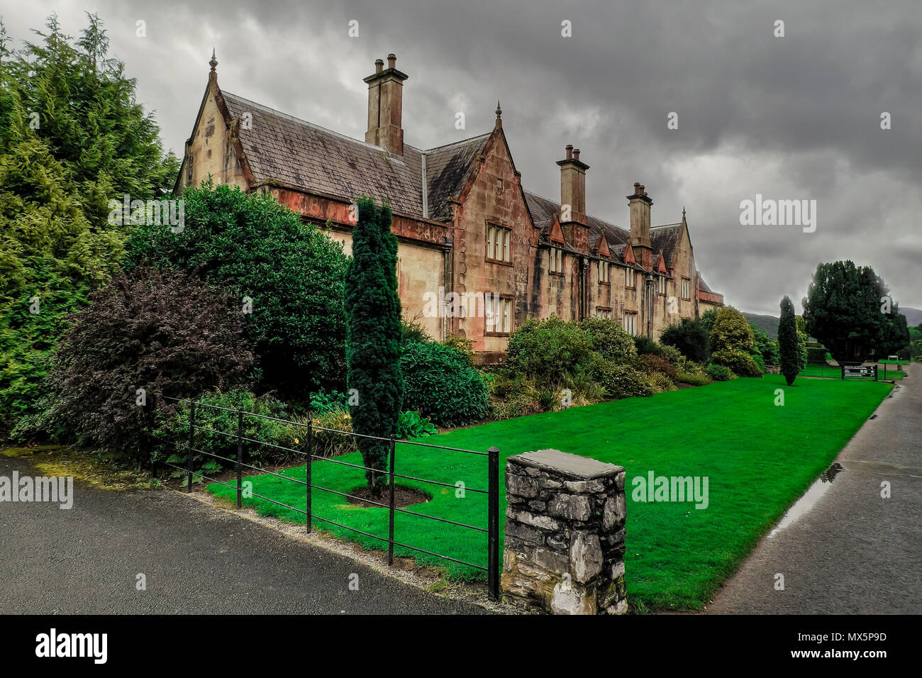 London, UK. 16th May, 2018. English stone cottages in the traditional ...